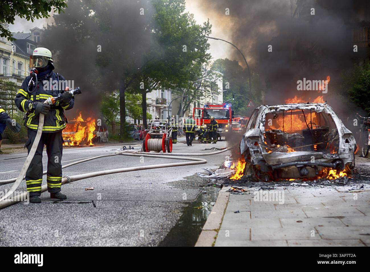 Fire brigade extinguishes burning cars on the Elbchaussee in Hamburg ...