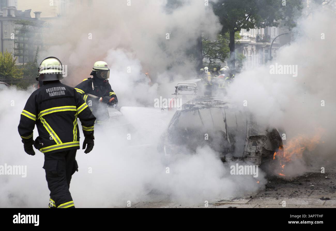 Fire brigade extinguishes burning cars on the Elbchaussee in Hamburg ...