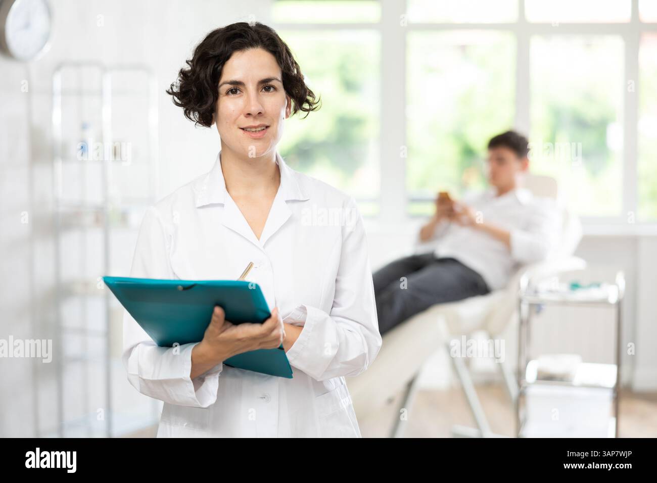 female doctor with folder Stock Photo - Alamy