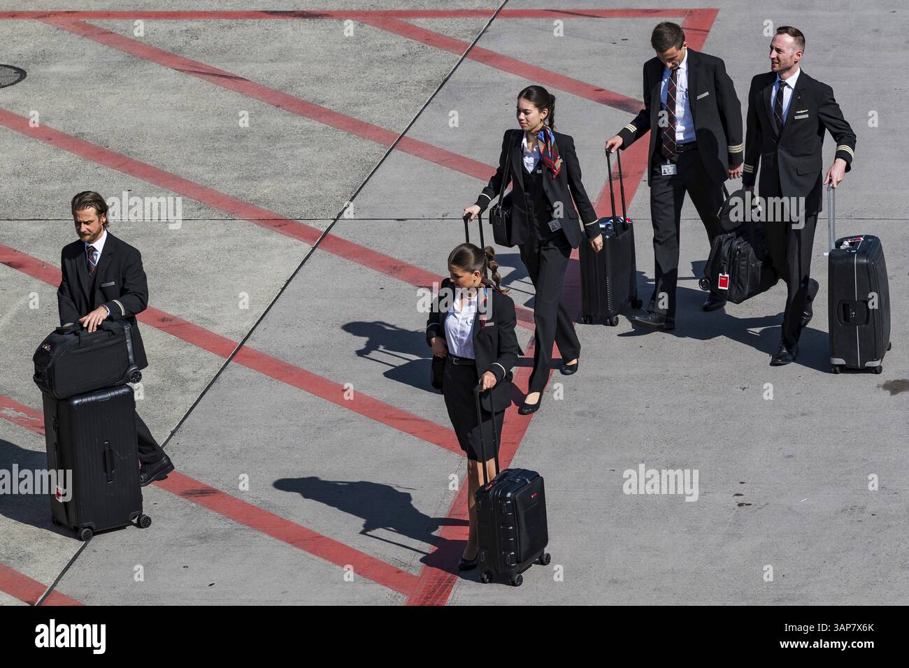 Airport transport operations hi-res stock photography and images - Alamy