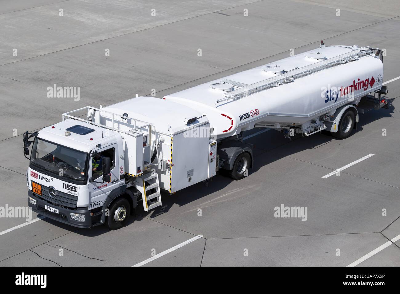 Skytanking lorry tanker Stock Photo - Alamy