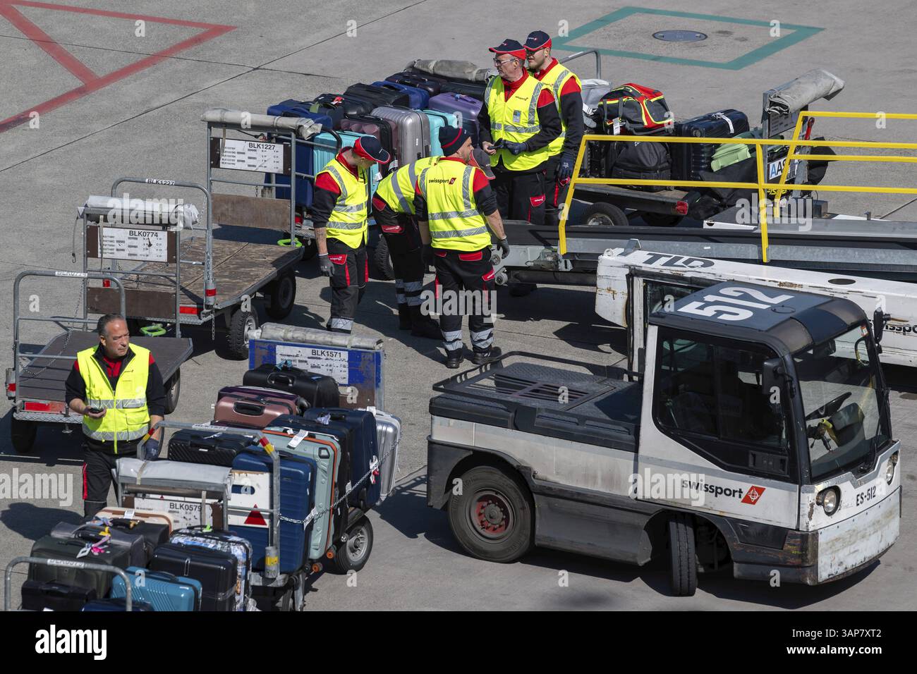 Ground staff at airports hi-res stock photography and images - Alamy