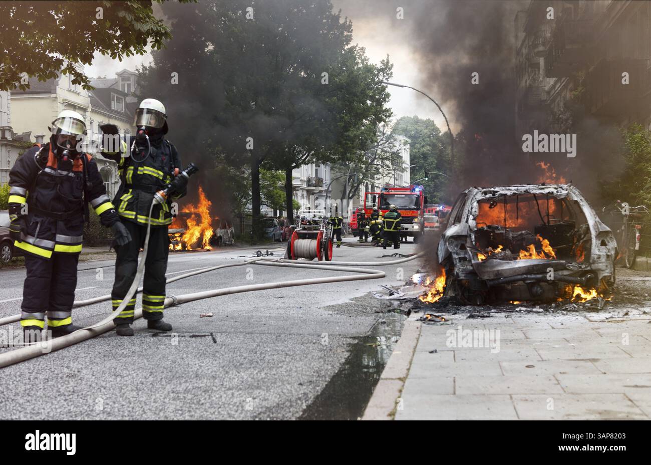 Fire brigade extinguishes burning cars on the Elbchaussee in Hamburg ...