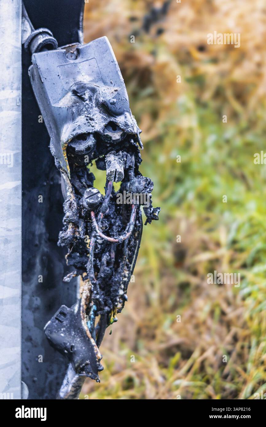 Short circuit in electrical system and its consequences Burnt cable ...