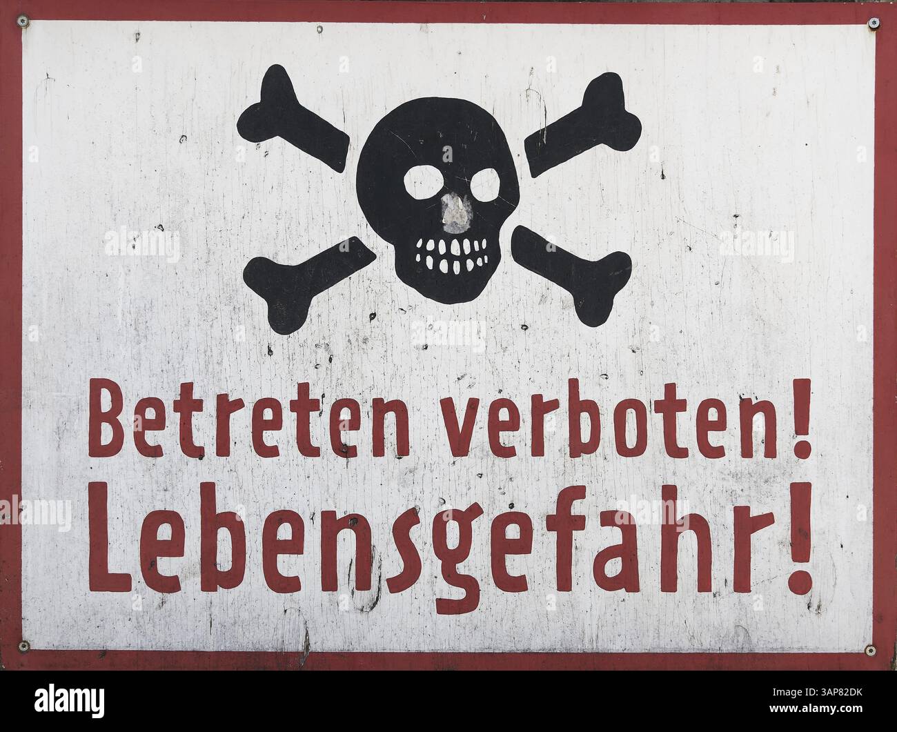 Skull no trespassing sign hi-res stock photography and images - Alamy