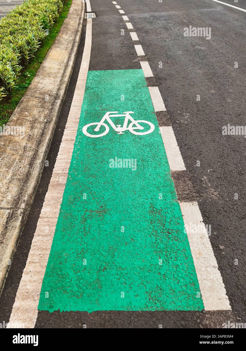 Bicycle lane signage hi-res stock photography and images - Alamy