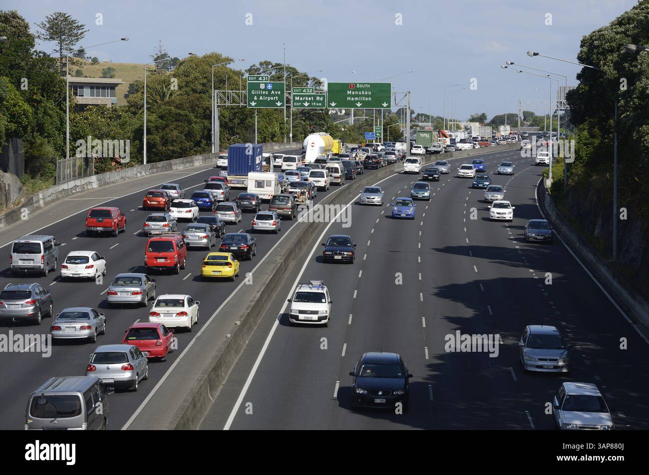 Traffic congestion during rushhour on an Auckland motorway, Northland ...
