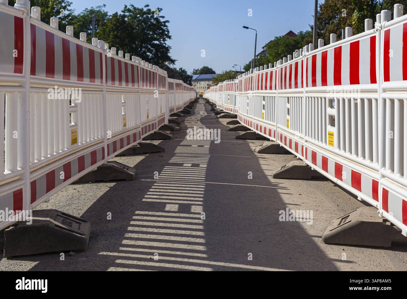 Construction site protection for pedestrian path Construction fences ...