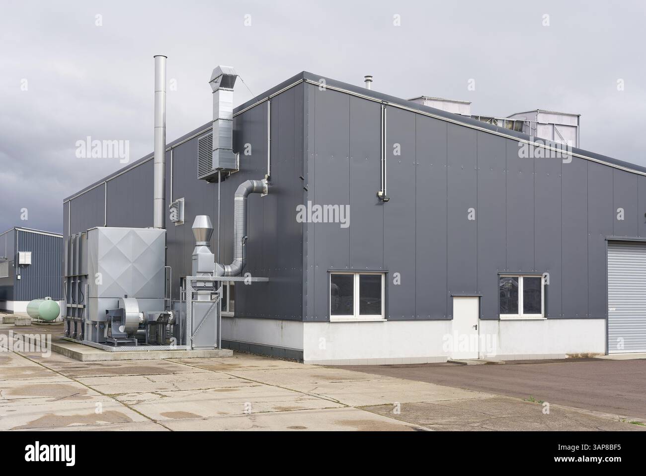 Vacant abandoned company premises in an industrial estate Stock Photo ...