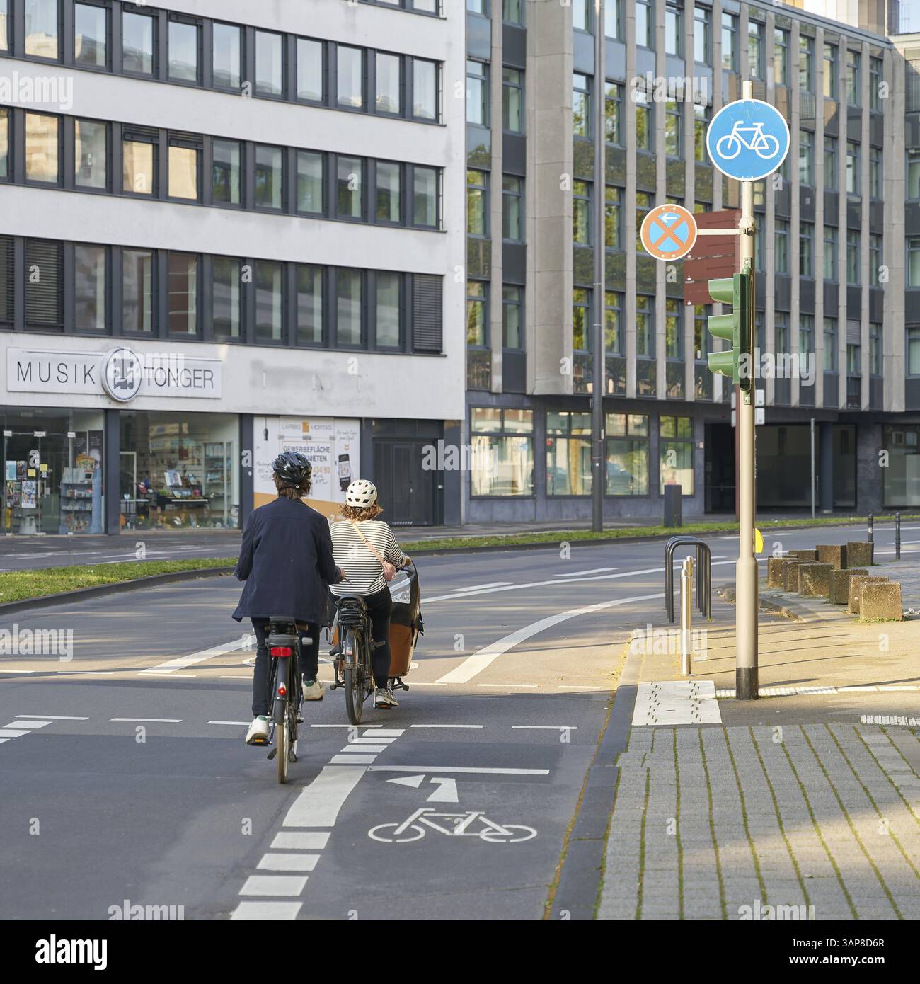 Bicycle lane on roadway hi-res stock photography and images - Alamy