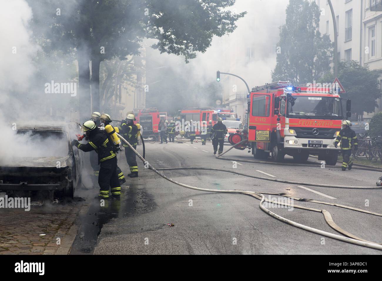 Fire brigade extinguishes burning cars on the Elbchaussee in Hamburg ...