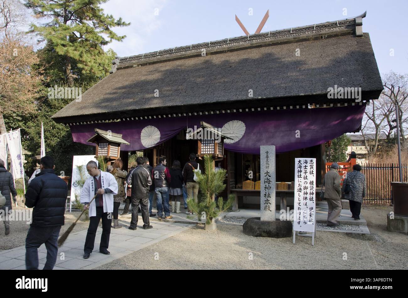 New years day Japanese going to the Sumiyoshi-Taisya Grand Shrine in ...