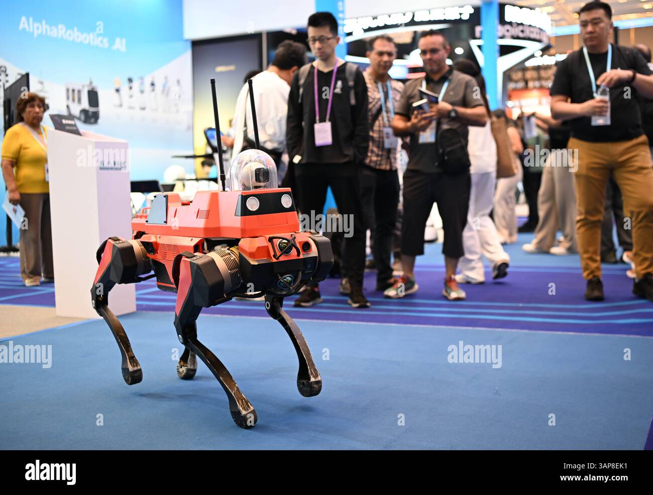 (250416) -- GUANGZHOU, April 16, 2025 (Xinhua) -- Buyers look at a ...