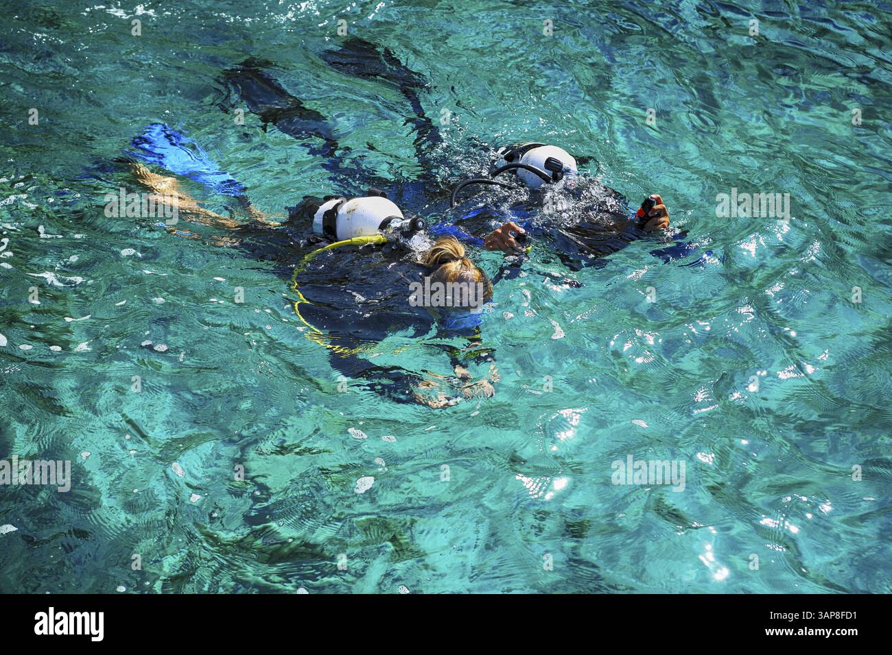 Scuba diving two girls hi-res stock photography and images - Alamy
