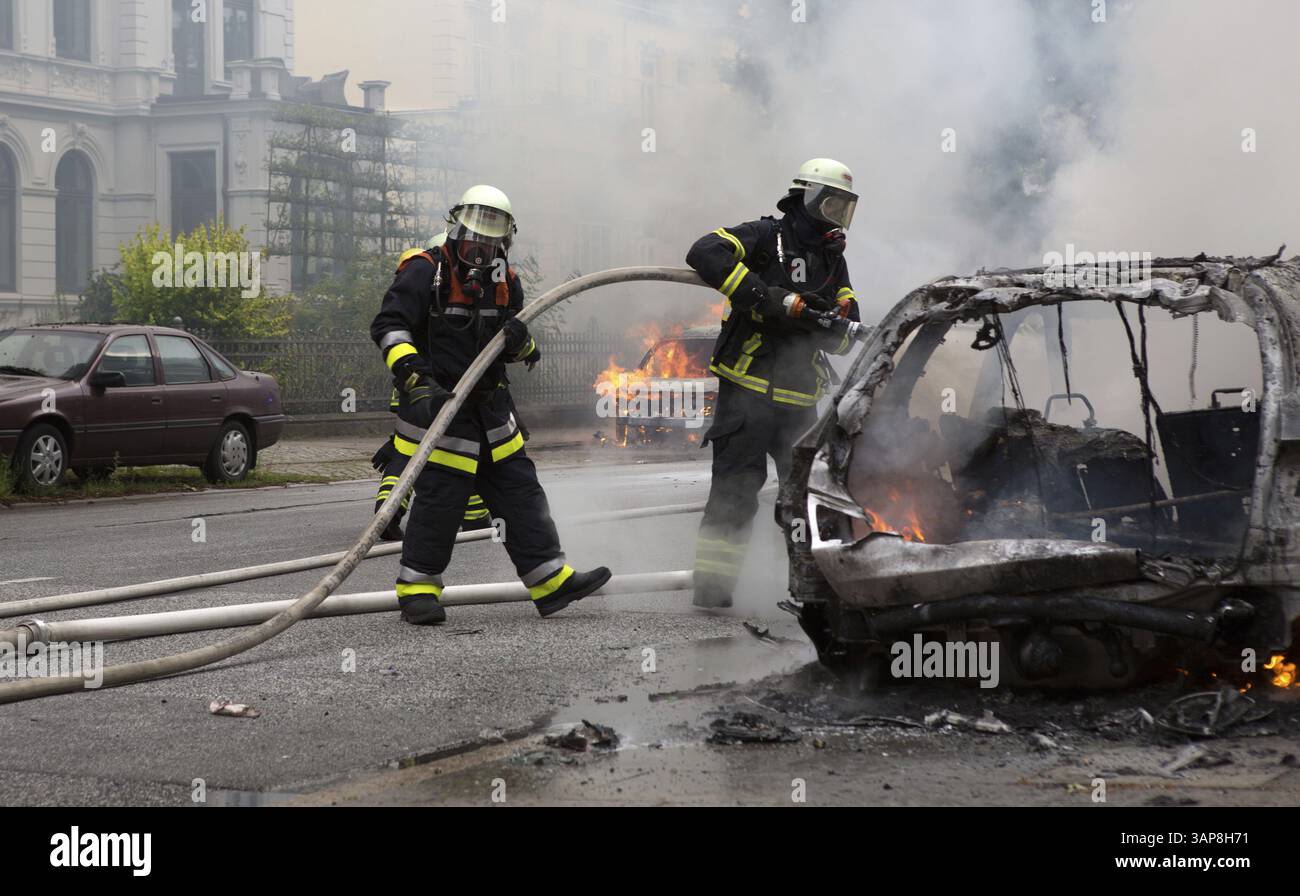 Fire brigade extinguishes burning cars on the Elbchaussee in Hamburg ...