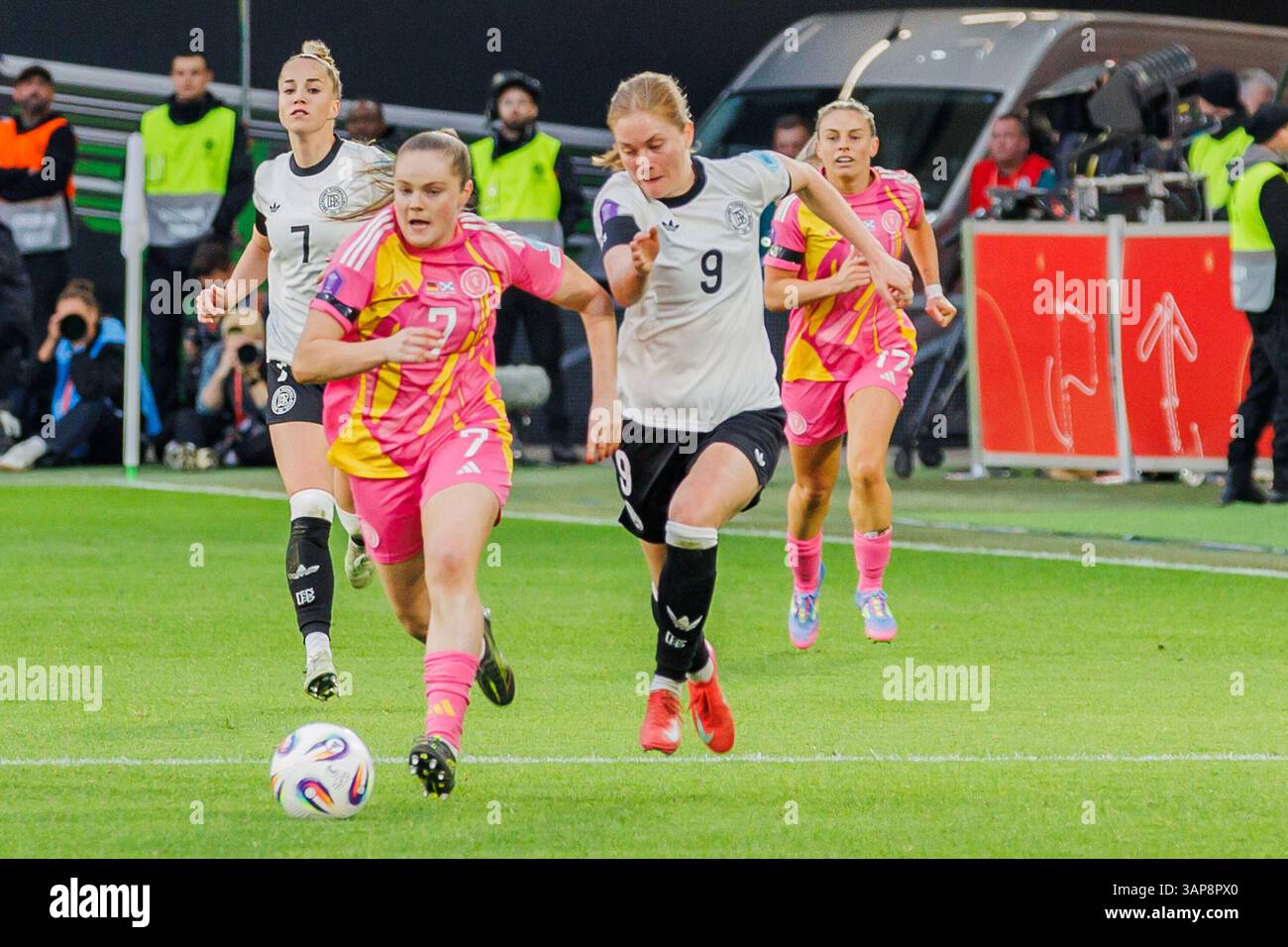 Wolfsburg, Deutschland. 08th Apr, 2025. von links: Giulia Gwinn (GER, 7 ...