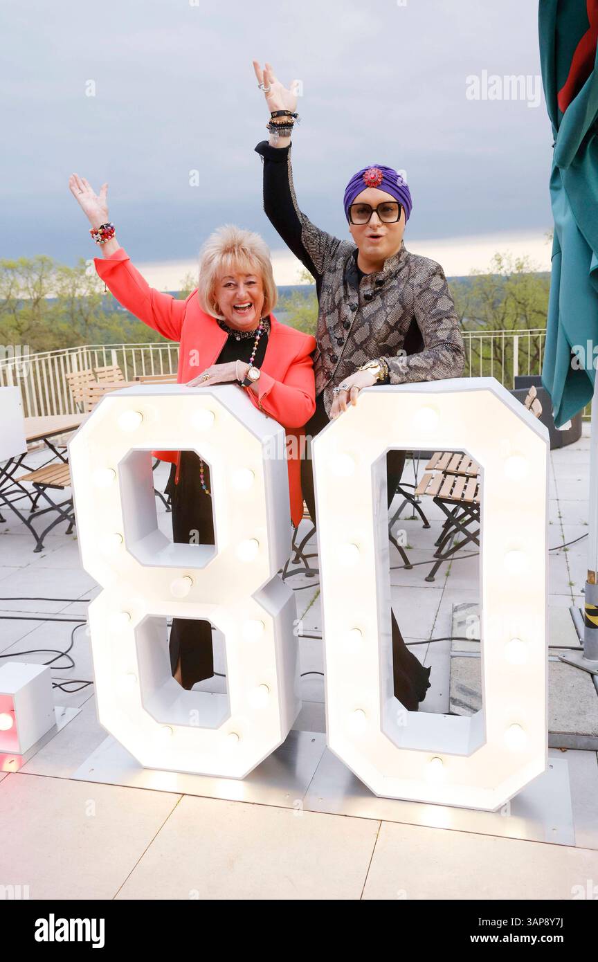 Stefanie Simon und Julian F.M. Stoeckel bei der Geburtstagsgala zum 80 ...