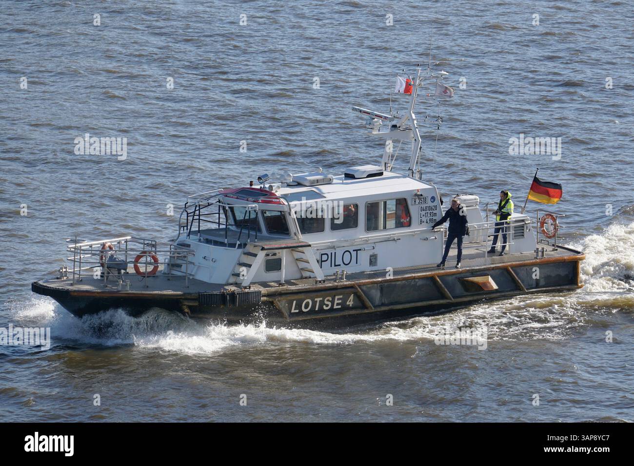 Fotoeindruecke rechts und links der Elbe im Hamburger Hafen Hafen ...