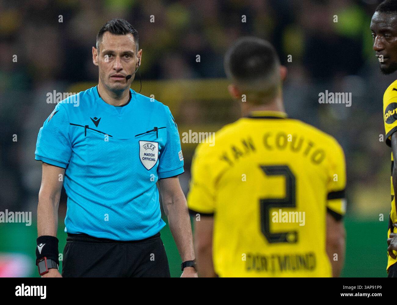Maurizio Mariani (Referee, Italia) mit einem Blick zu Yan Couto ...
