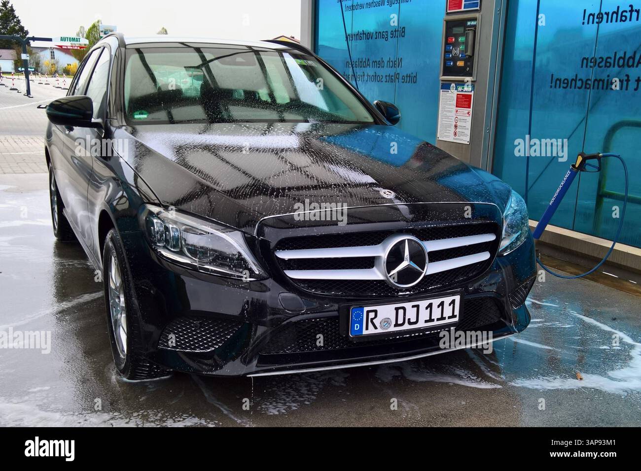 KFZ Reinigung mittels Dampfstrahler in einer SB Waschbox. Autowäsche ...