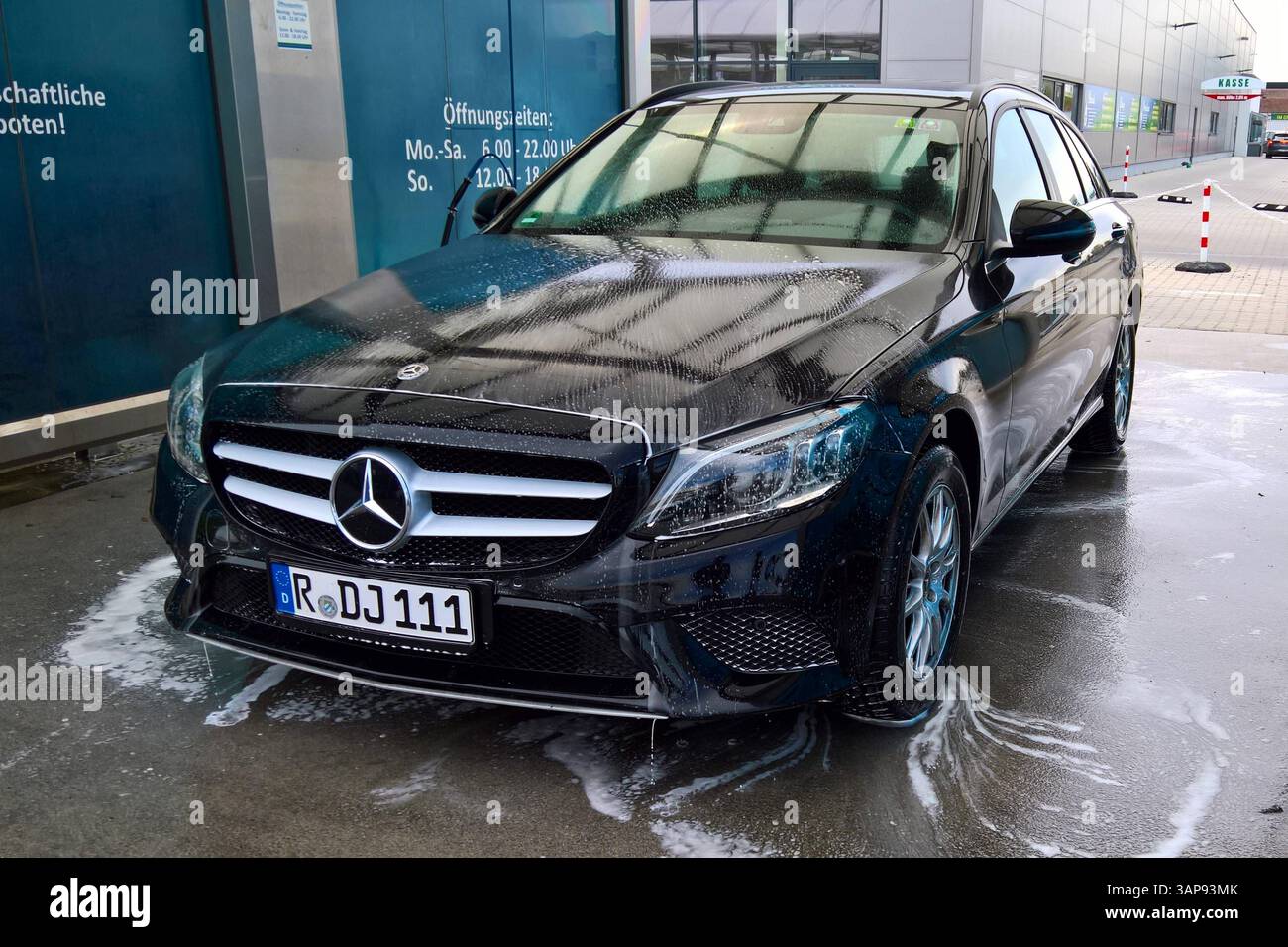 KFZ Reinigung mittels Dampfstrahler in einer SB Waschbox. Autowäsche ...