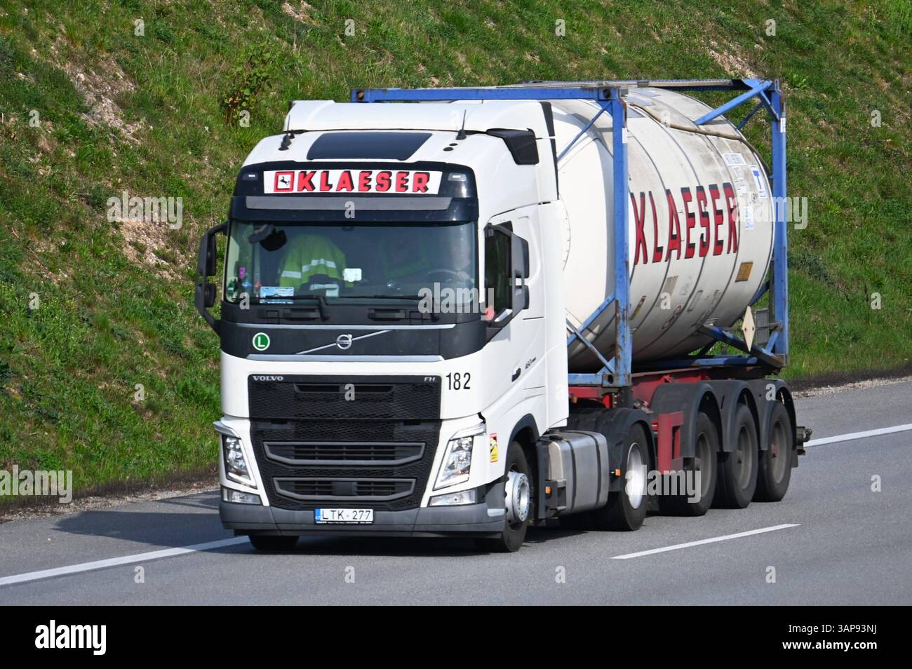 Klaesser Spedition aus Herten. Volvo FH LKW mit Container-Tank ...
