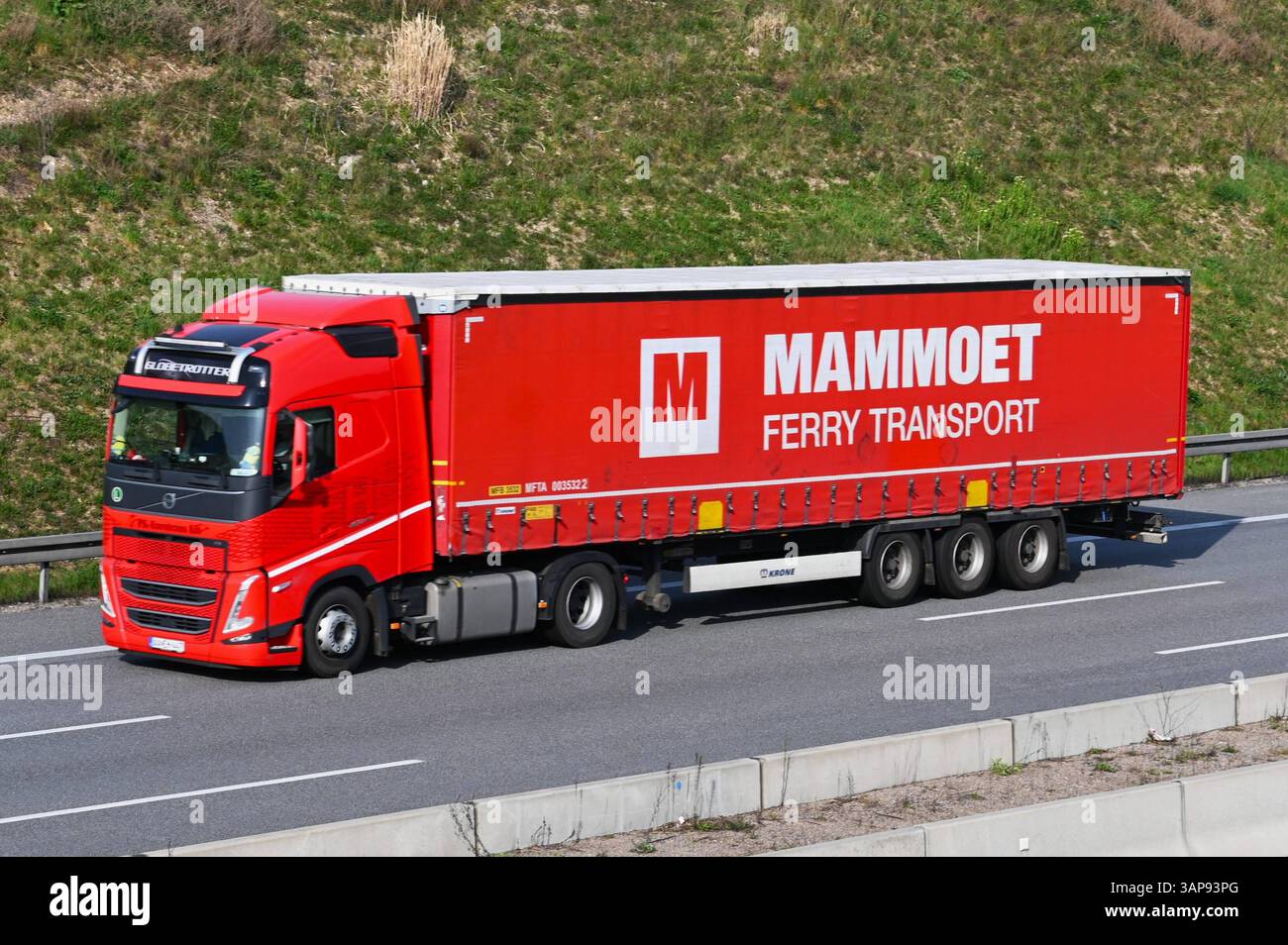 Mammoet Ferry Transport. Volvo LKW mit Krone Planenauflieger. Seit Firmengründung 1983 ...