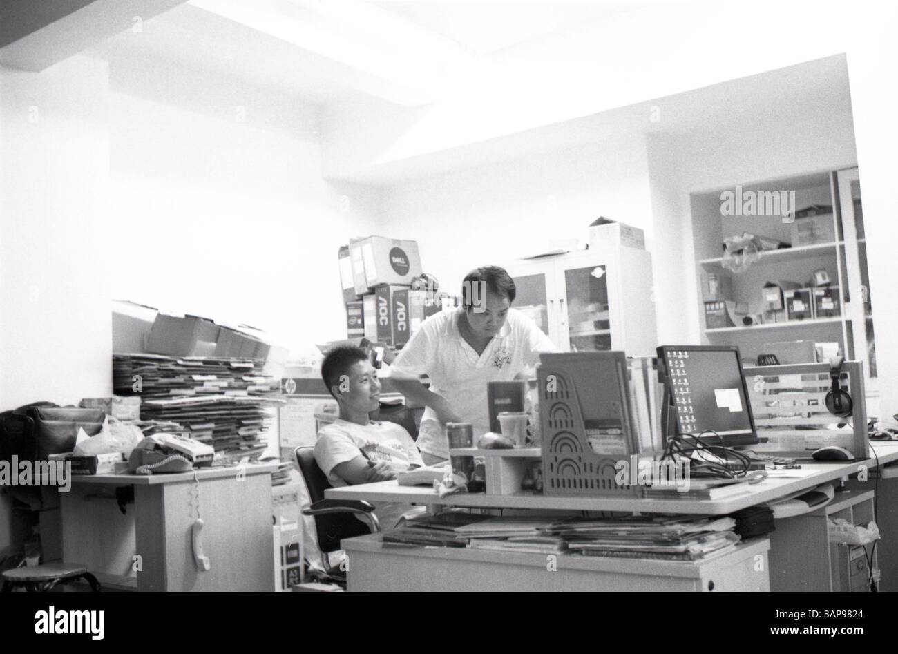 Computer screen office 2000s hi-res stock photography and images - Alamy