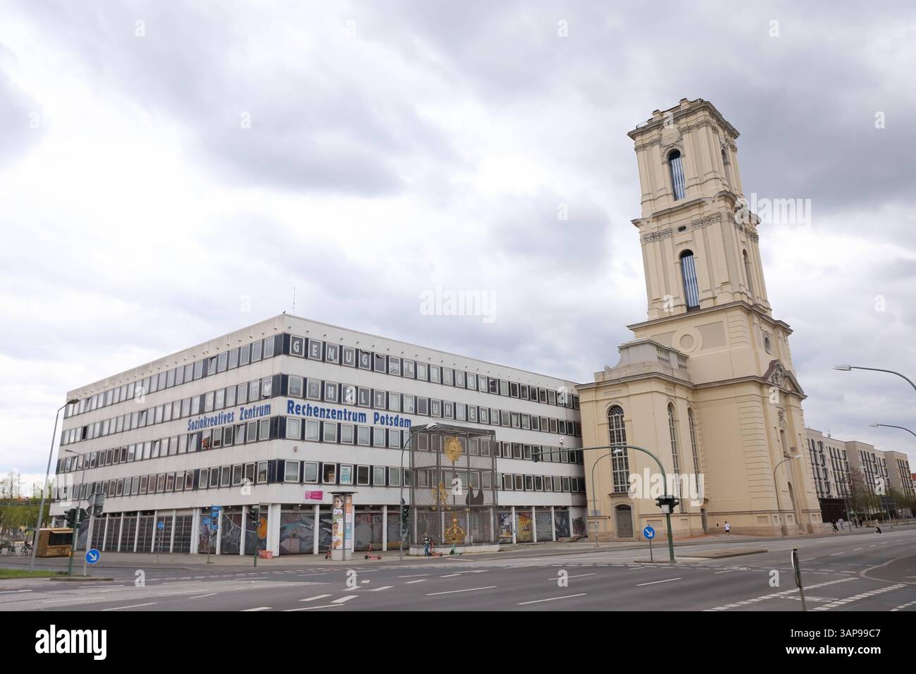 Das Rechenzentrum und der wiederaufgebaute Turm der Garnisonkirche in ...