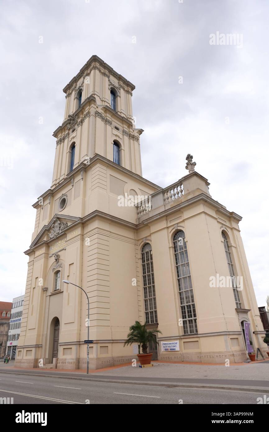 Der wiederaufgebaute Turm der Garnisonkirche in Potsdam, 15. April 2025 ...