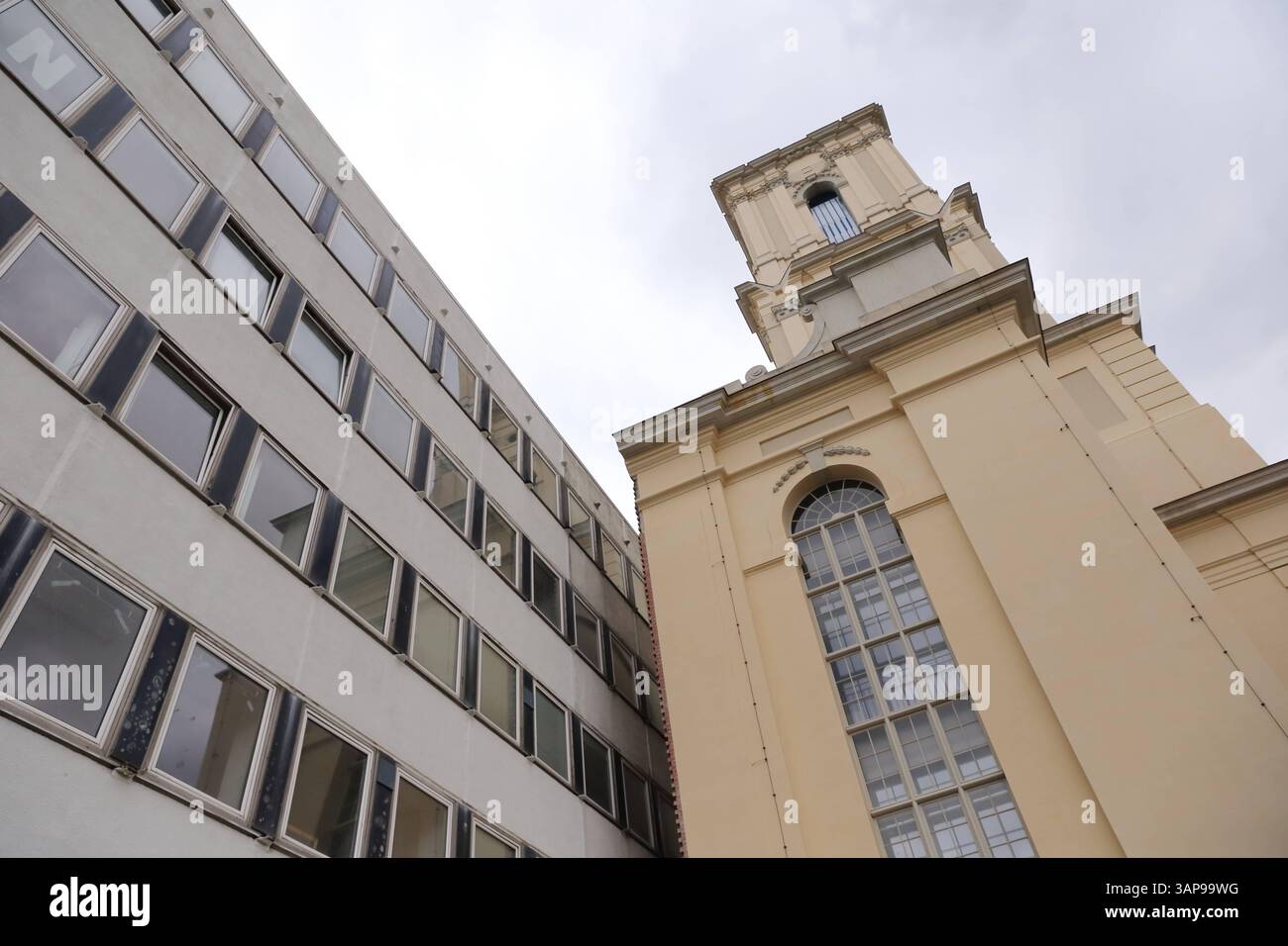 Das Rechenzentrum und der wiederaufgebaute Turm der Garnisonkirche in ...