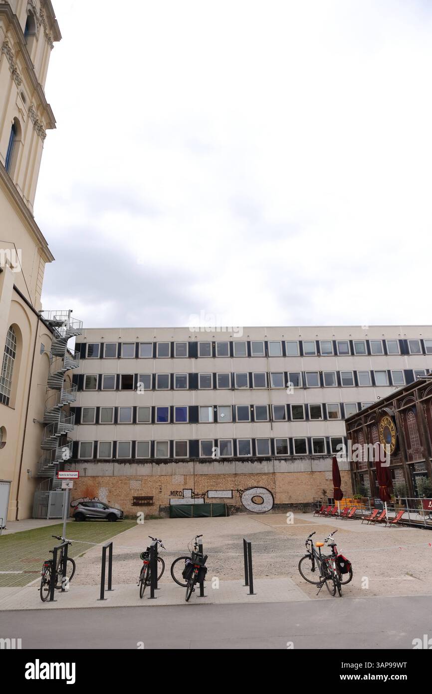 Das Rechenzentrum und der wiederaufgebaute Turm der Garnisonkirche in ...