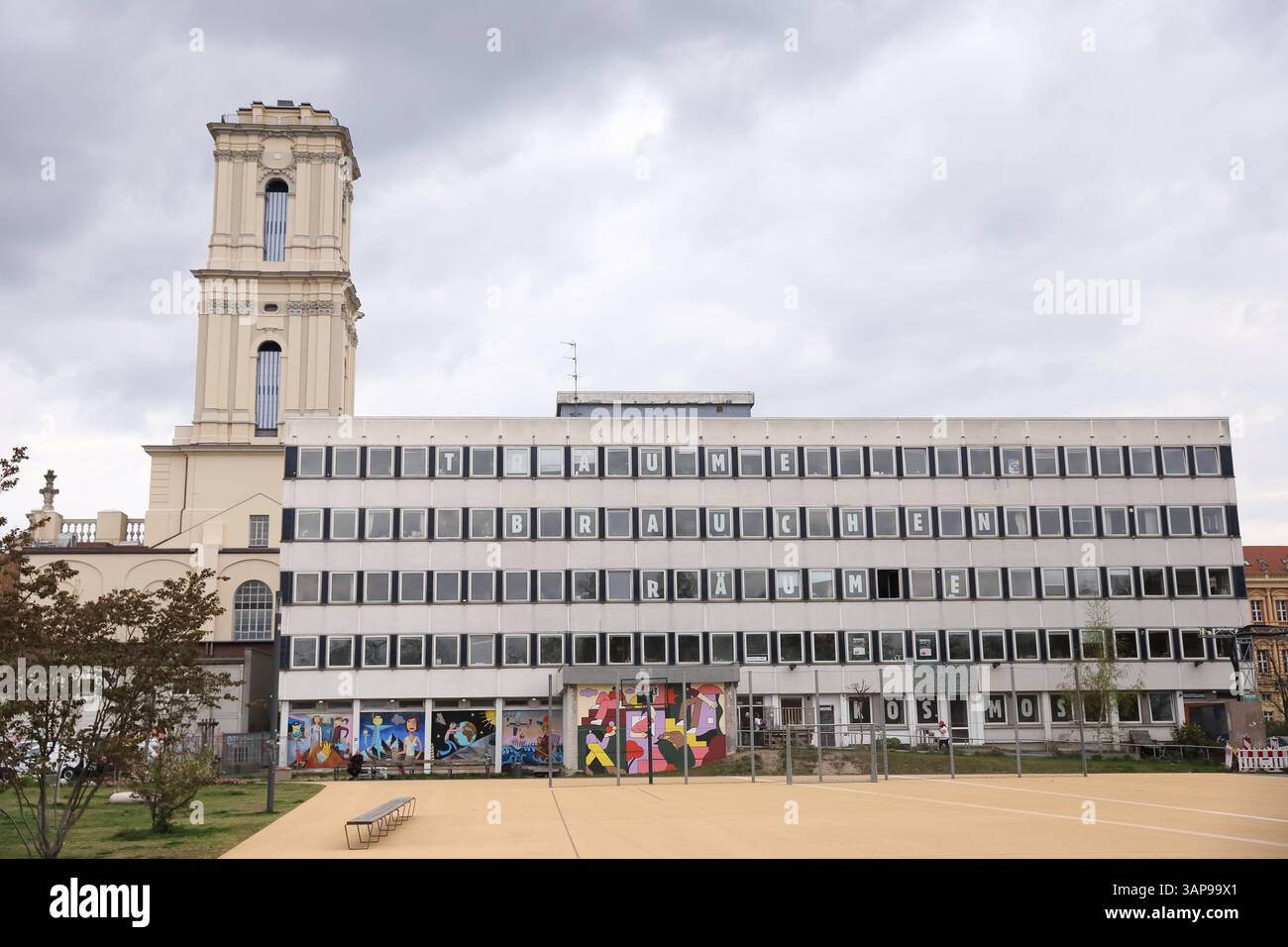 Das Rechenzentrum und der wiederaufgebaute Turm der Garnisonkirche in ...