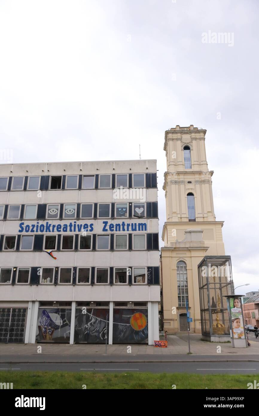 Das Rechenzentrum und der wiederaufgebaute Turm der Garnisonkirche in ...