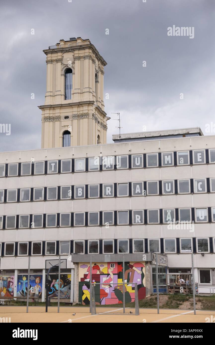 Das Rechenzentrum und der wiederaufgebaute Turm der Garnisonkirche in ...