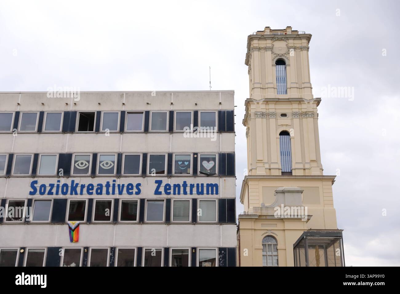 Das Rechenzentrum und der wiederaufgebaute Turm der Garnisonkirche in ...