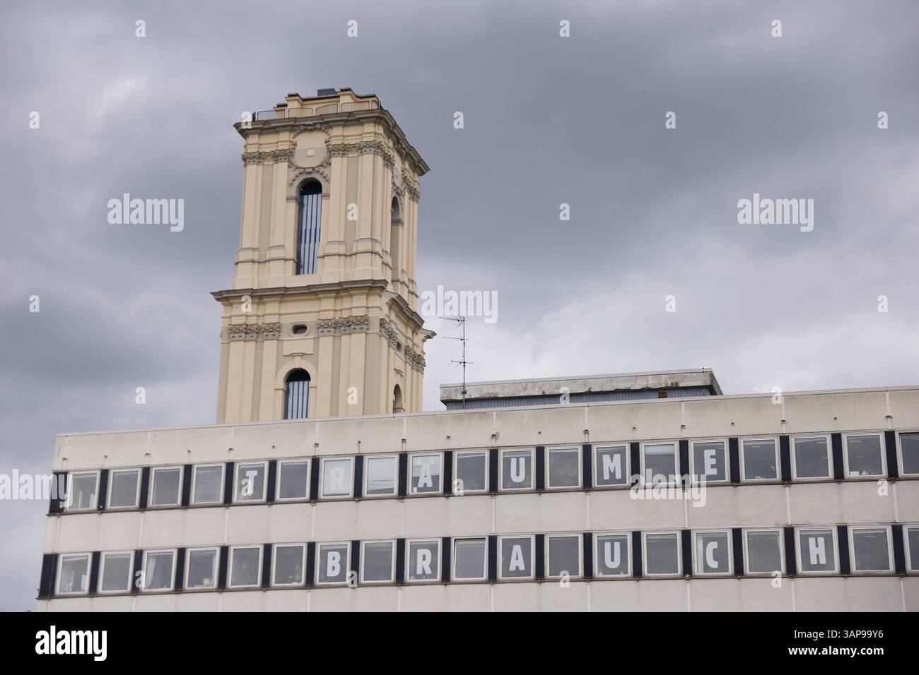 Das Rechenzentrum und der wiederaufgebaute Turm der Garnisonkirche in ...