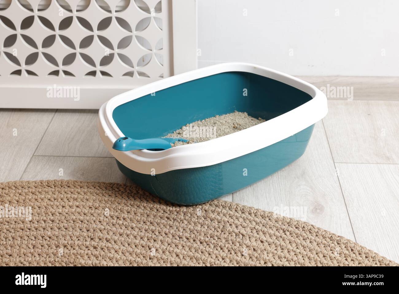 Cat litter box with filler and scoop on floor indoors Stock Photo - Alamy