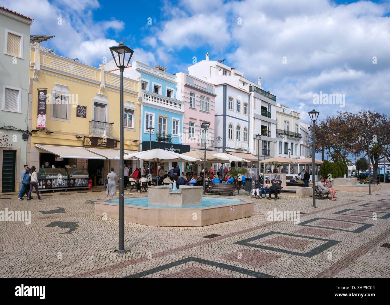 Lagos, Algarve, Portugal - Haeuser mit bunten Fassaden in der Altstadt ...