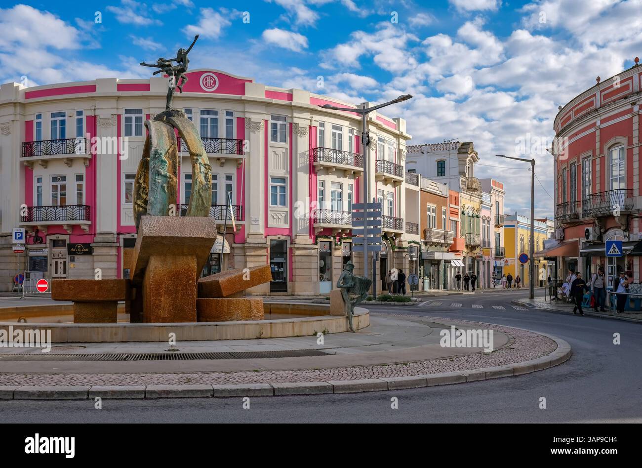 Loule, Algarve, Portugal - Haeuser mit bunten Fassaden in der Altstadt ...