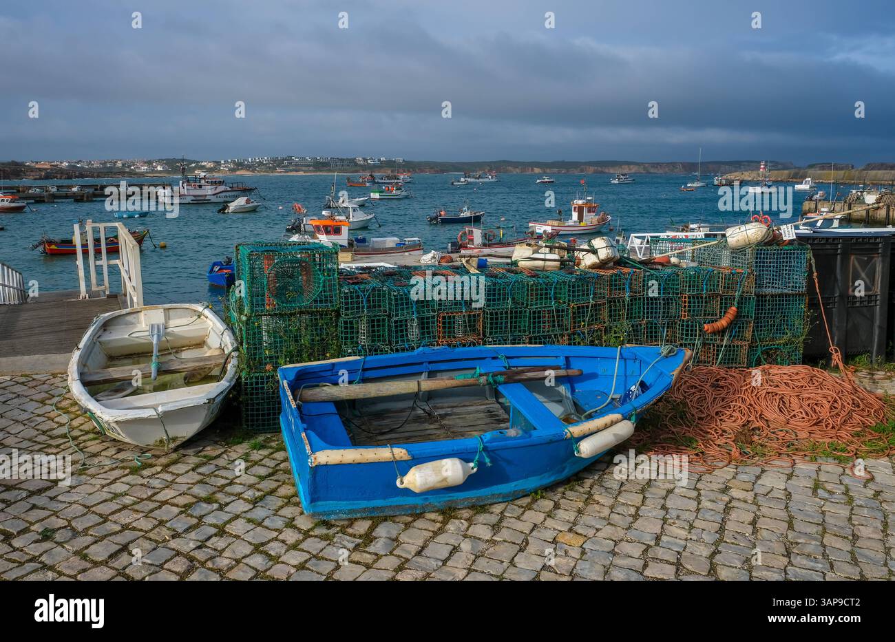 Sagres, Algarve, Portugal - Bunte Fischerboote im Fischerhafen von ...