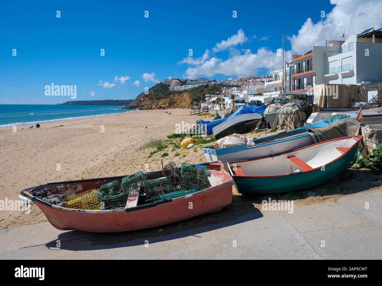 Salema, Algarve, Portugal - Fischerboote am Strand von Salema. Salema ...