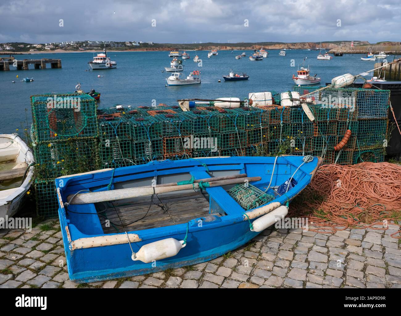 Sagres, Algarve, Portugal - Bunte Fischerboote im Fischerhafen von ...