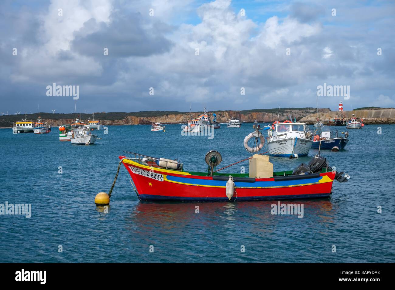 Sagres, Algarve, Portugal - Bunte Fischerboote im Fischerhafen von ...