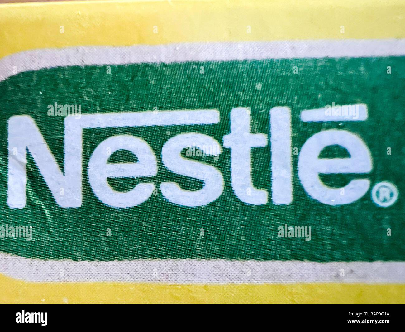 Verpackung mit dem Schriftzug der Firma Nestle Gruen Weisses Logo April 2025 Die Nestle S.A. ist ...