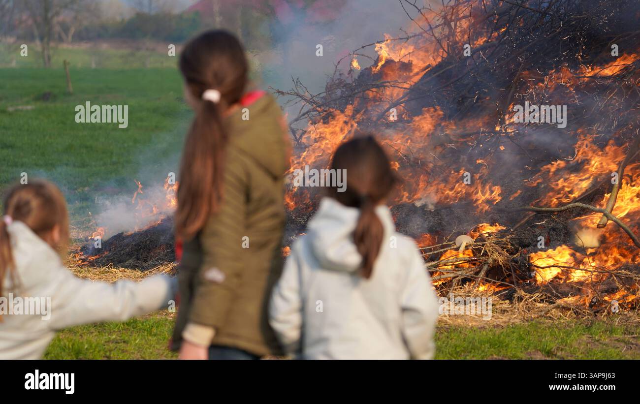 Deutschland, Europa Osterfeuer, Kinder mit Fackeln, Entzündung des ...