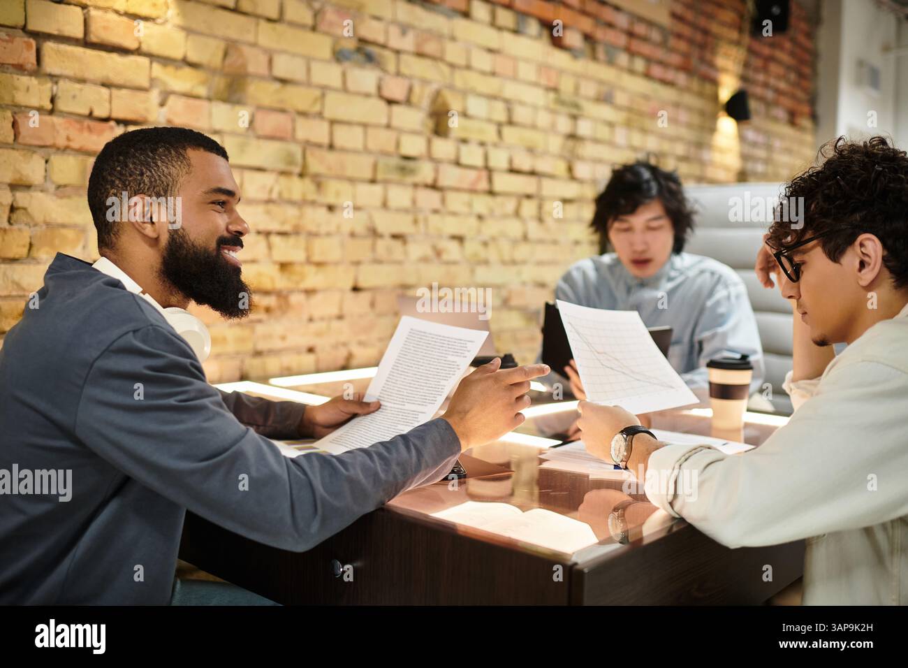 Professionals engage in collaborative discussion hi-res stock photography and images - Alamy