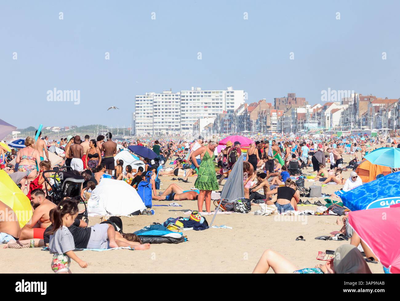 Dunkirk (Dunkerque), northern France:: crowd of tourists in summer ...
