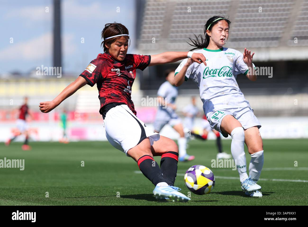 (L to R) Hana Takahashi (Reds Ladies), Miharu Shinjo (Beleza), APRIL 16 ...