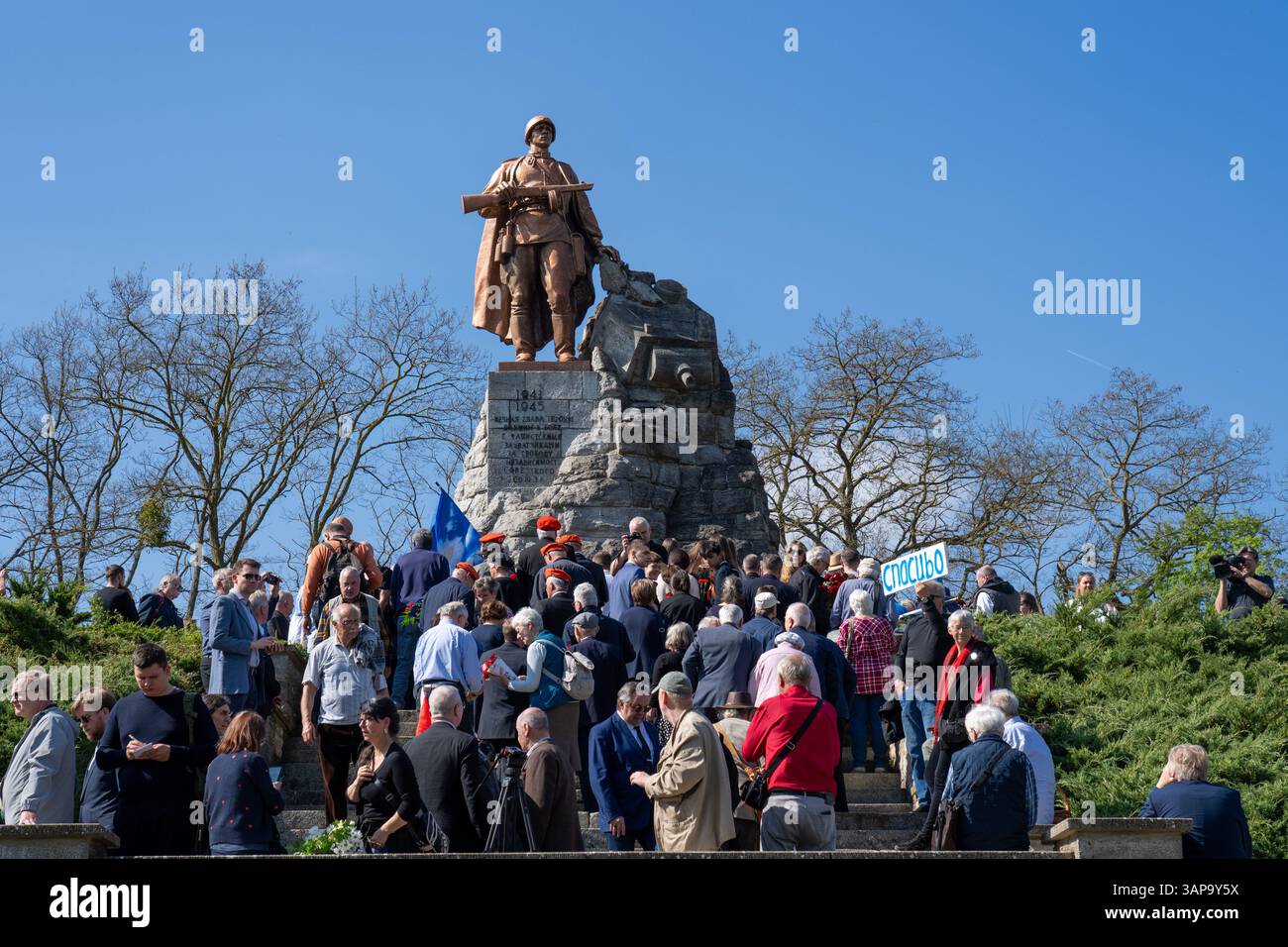 Seelow, Germany. 16th Apr, 2025. Visitors walk to the memorial during a ...